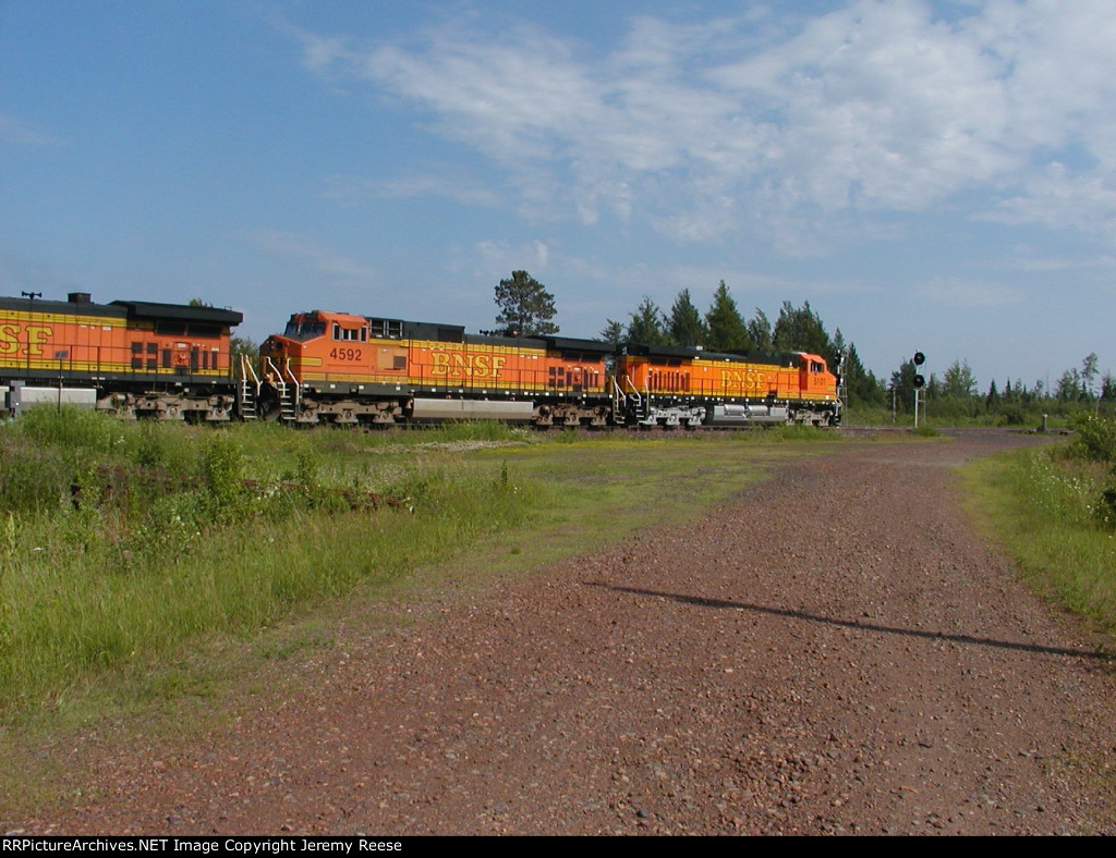 BNSF 5101 headed south at Wolf